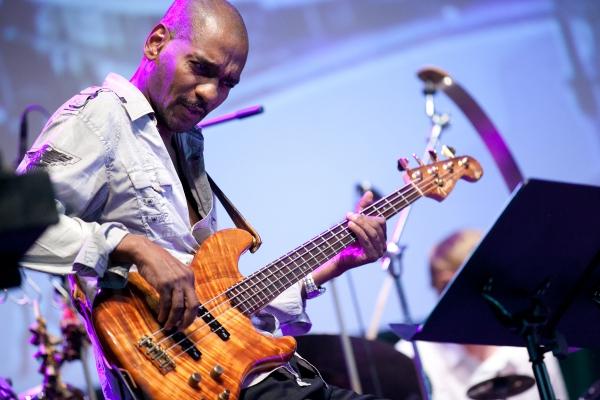 Apoyo económico para Victor Bailey – La Clave de Fa